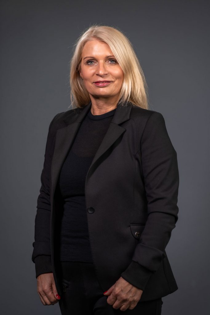 Salons — Cornelia Irmler